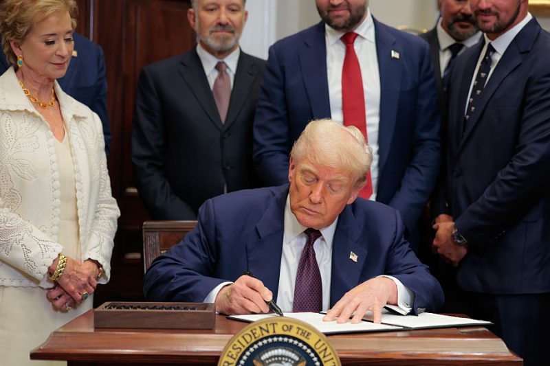 Trump signs ‘Guaranteeing Fair Banking for All Americans’ EO ...